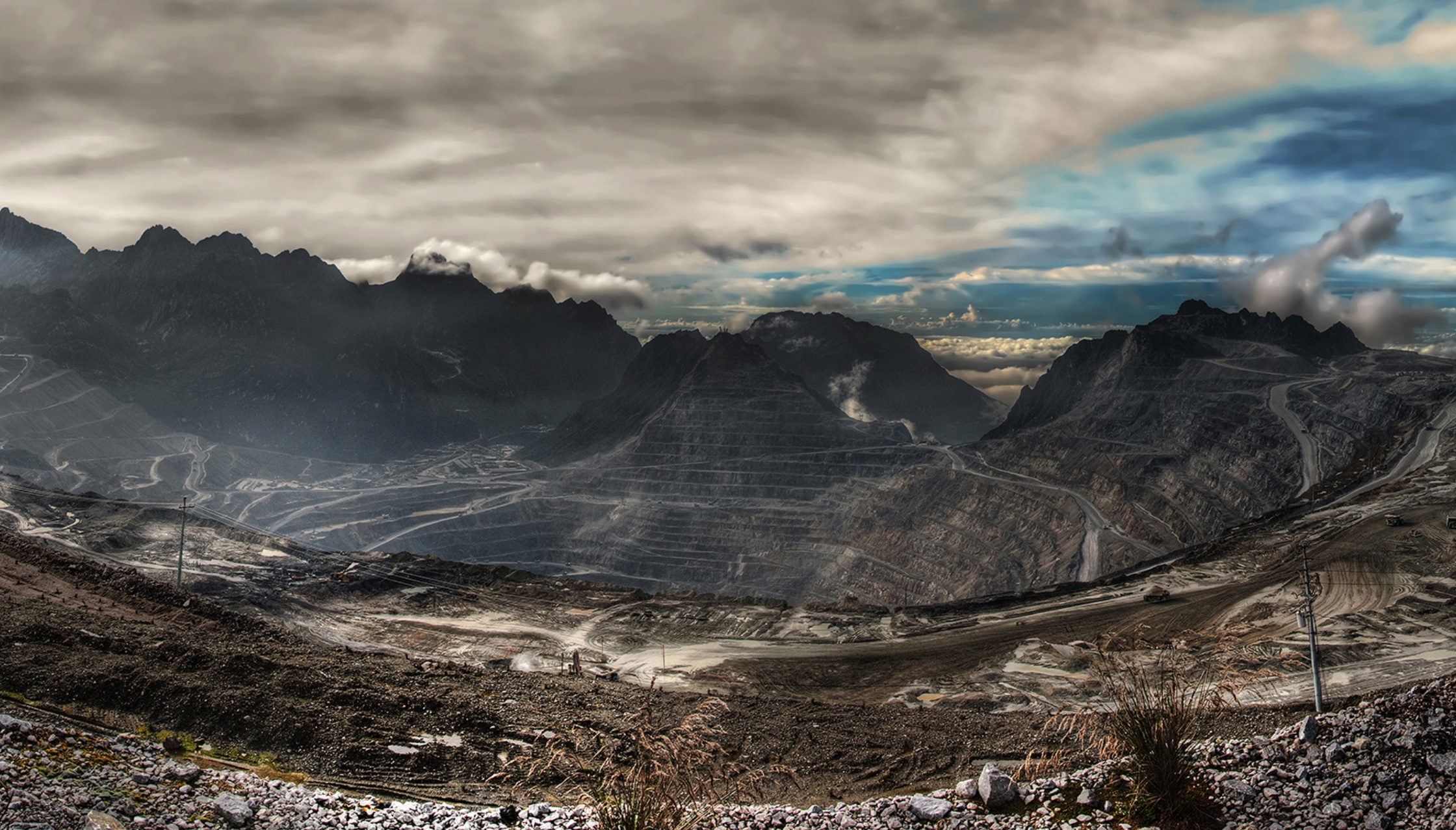 Freeport halts Grasberg operations after mud rush, declares force ...